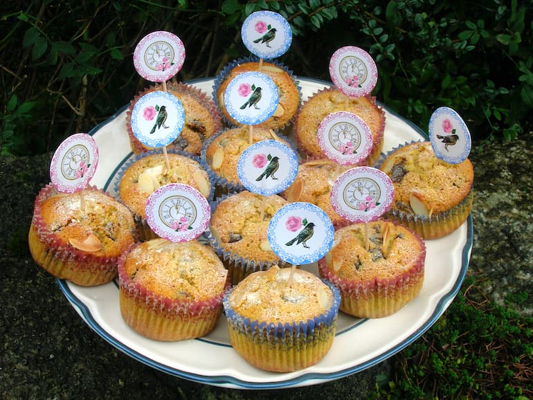 Stollen Cakes and Festive Greetings | Tin and Thyme