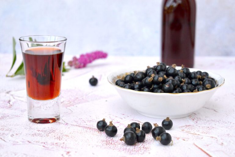 Easy Homemade Cassis: a Delicious Blackcurrant Liqueur | Tin and Thyme